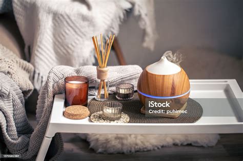 홈 인테리어에 아로마 디퓨저와 촛불이있는 아늑한 구성 0명에 대한 스톡 사진 및 기타 이미지 0명 가습기 개념 Istock