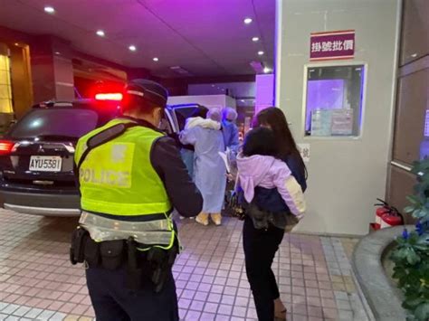 孕婦破水送醫塞車陣 霧警緊急護送平安生子