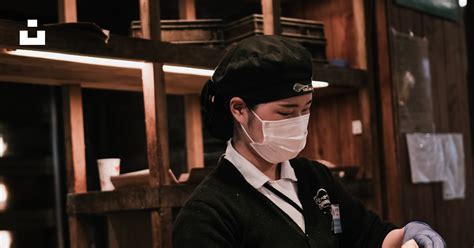 빵집에서 안면 마스크와 장갑을 낀 사람 사진 Unsplash의 무료 빵집 이미지