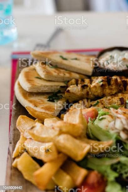그리스 자 및 피타 빵 및 Tzatziki 수블라키 플레이트 0명에 대한 스톡 사진 및 기타 이미지 0명 감자 요리 고기 Istock