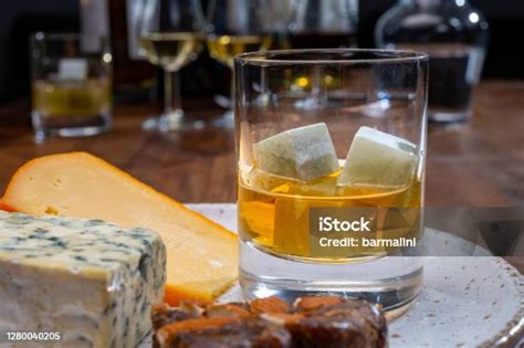 다양한 치즈를 맛볼 수 있고 강한 알코올 음료 위스키 코냑 또는 칼바도스와 함께 합니다 0명에 대한 스톡 사진 및 기타 이미지 Istock