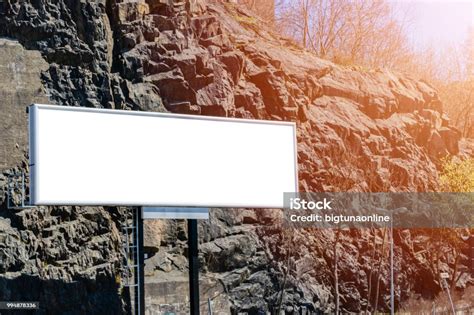 도시 거리에 빈 흰색 광고 판입니다 배경 거리과 바위 비웃는 다 도 옆에 포스터입니다 텍스트에 대 한 빈 공간입니다 공간에 복사