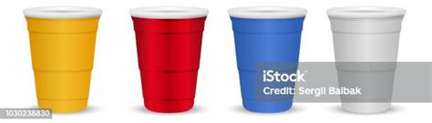 다채로운 일회용 종이 또는 플라스틱 컵 흰색 배경에 고립의 집합입니다 색 변경 하기 쉬운 현실적인 3d 벡터 일러스트 레이 션 빨간색 노란색 파란색 회색 착 색된 음료