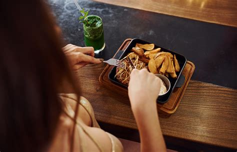 카페에서 실내에서 패스트 푸드를 먹는 여성의 가까이 보기 20 24세에 대한 스톡 사진 및 기타 이미지 20 24세 감자 요리 건강하지 못한 생활방식 Istock