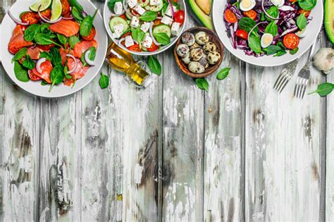 올리브 오일과 향신료와 유기농 야채 생선 및 치즈의 다양 한 샐러드 0명에 대한 스톡 사진 및 기타 이미지 0명 개체 그룹