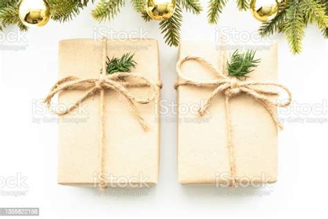 두 개의 선물 상자와 아름다운 크리스마스 배경 흰색 배경 위에 소나무 가지와 황금 공으로 장식 상단 보기와 플리 누워 2022년에 대한 스톡 사진 및 기타 이미지 Istock