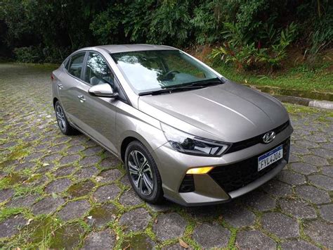 Avaliação Hyundai HB20S 2023 dá uma canseira no Chevrolet Onix Plus