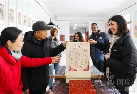 山东高密外国留学生体验中国年 人民图片网