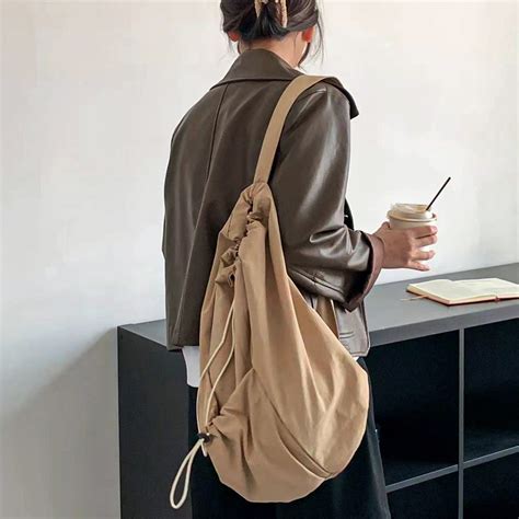 백팩과 슬링백 두가지 연출이 가능한 스트링 백팩 슬링백팩 Bg0068 에이블리