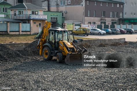 노란 휠 로더 굴삭기 기계는 자갈이있는 건설 현장에서 작동합니다 아스팔트에 대한 기금의 준비 도로 건설 현장 0명에 대한 스톡 사진 및 기타 이미지 Istock