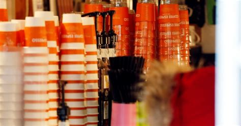 커피 테이크아웃 300원 더 내세요