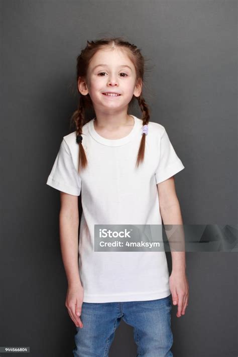 캐주얼 도시 스타일에 귀하의 로고 또는 디자인에 대 한 공간을 가진 흰색 티셔츠를 입고 여자 아이 T 셔츠에 대한 스톡 사진 및 기타 이미지 Istock