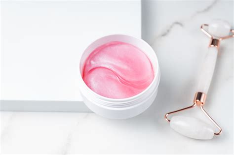 홈 스킨 케어 및 스파용 화장품 페이셜 키트 콜라겐 눈 패치 대리석 배경에 흰색 Poduim에 얼굴 롤러 마사지기 뷰티 트래트 컨셉 안대에 대한 스톡 사진 및 기타 이미지