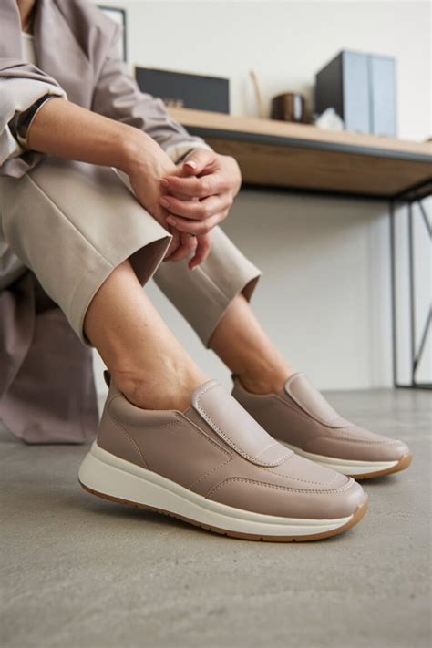 11 Best Business Casual Office Shoes For Women