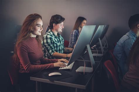 학교에서 컴퓨터 수업을 데 행복 한 학생 들의 그룹입니다 대학생에 대한 스톡 사진 및 기타 이미지 대학생 어두운 색 컴퓨터 사용 Istock