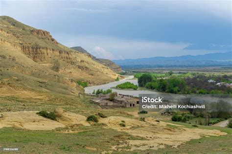 절벽에서 덤불과 푸른 잔디가 있는 강 계곡까지 전망 은행에 오래 된 건물 산 언덕 배경에 구름이 있는 푸른 하늘 0명에 대한 스톡 사진 및 기타 이미지 Istock