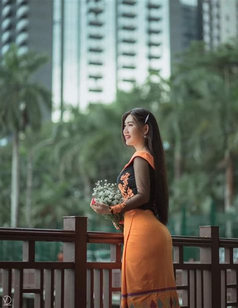 မြန်မာဝတ်စုံလေးနဲ့ မြန်မာဝတ်စုံလေးနဲ့ လှနေတဲ့ပျိုမေများ