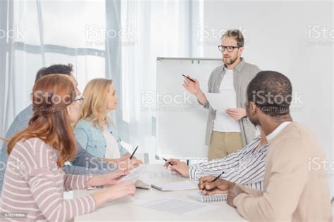 화이트 보드에 서 고 그의 팀과 함께 대화 하는 데 종이와 안경에 있는 중간 세 남자 남자에 대한 스톡 사진 및 기타 이미지 남자 남자 사업가 다민족 그룹 Istock