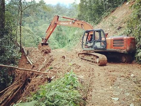 ပန်နန်းဒင်မြို့တွင် တောင်ကျချောင်းရေ တိုက်စားမှုများကြောင့် ပျက်စီးသ