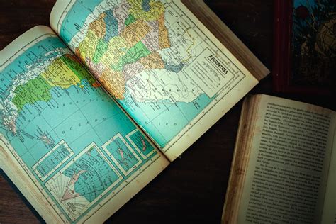 계획하는 고대의 골동품 공부하다 교육 그림지도 남아메리카 다채로운 지도 대륙 대서양 도서관 독서하는 라틴 아메리카 레트로 메리다 모험 목조