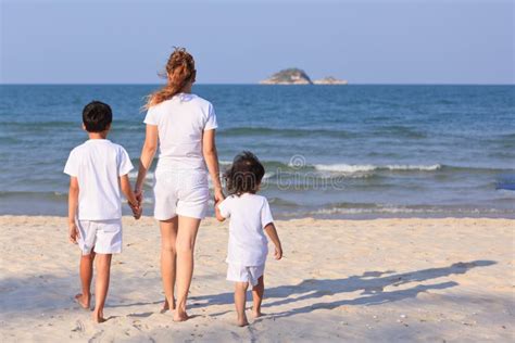 Maman Et Fils Asiatiques Sur La Plage Photo Stock Image Du Asie