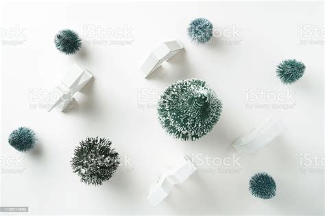 텍스트에 대 한 장소 크리스마스 카드입니다 흰색 바탕에 크리스마스 트리와 흰색 큰 나무 편지 크리스마스의 모양에 밝은 크리스마스 트리 장난감 장식 소나무의 많은 눈 0명에