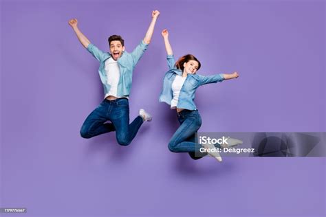 갈색 머리 빨간 머리 점프와 재미 펑키 미친 쾌활한 결혼 학생의 전신 사진은 봄 휴가 날짜를 이완 봄 휴가 날짜를 들어 올리는 손이 보라색 색상 배경 위에 고립 된 청소년