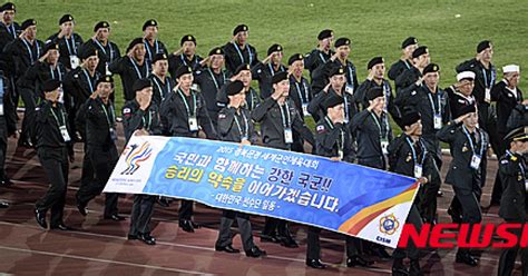 거수경례하는 대한민국 선수단