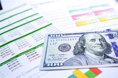 차트 그래프 스프레드 시트 용지에 미국 달러와 유로 지폐 돈 금융 개발 은행 계좌 통계 투자 분석 연구 데이터 경제 거래 사무실 보고 비즈니스 회사 회의 개념 구매에 대한