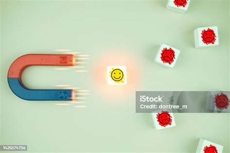 고객 만족을 위해 행복한 얼굴을 끌어들이는 자석 고객 관계 관리 또는 고객 충성도 개념 보존 전략 Crm 또는 고객 충성도 프로그램 배너 0명에 대한 스톡 사진 및 기타