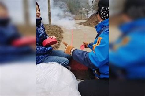 农村女子真是非常的有才，放鞭炮直接在车斗里放地下拖着放 直接在 地下 女子
