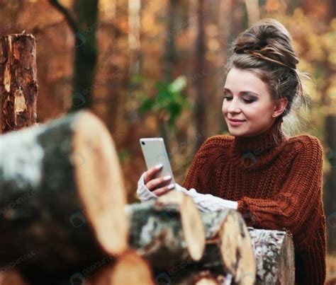 خرید و قیمت عکس باکیفیت ژست عکاسی دخترانه در جنگل پاییزی ترب