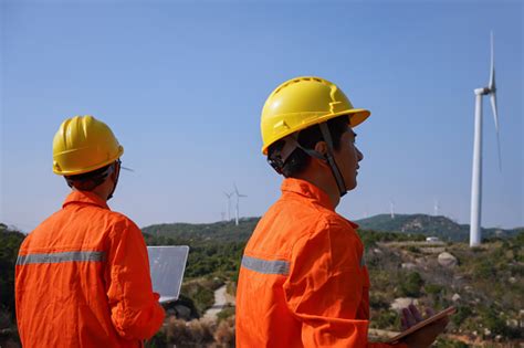 풍력 터빈 농장에서 일하는 두 명의 아시아 전기 엔지니어 2명에 대한 스톡 사진 및 기타 이미지 2명 30 34세 35