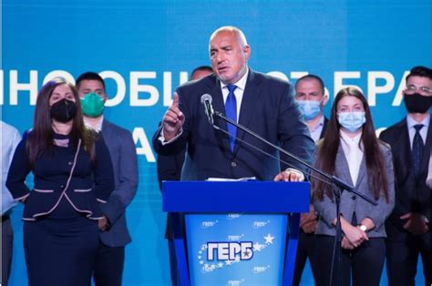 Писна ми да се крият зад авторитетни професори Площада