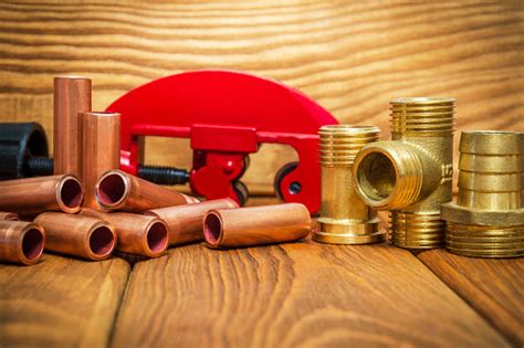 빈티지 보드의 배관 수리를위한 커넥터가있는 구리 파이프 및 황동 피팅 0명에 대한 스톡 사진 및 기타 이미지 0명 Diy 가위 Istock