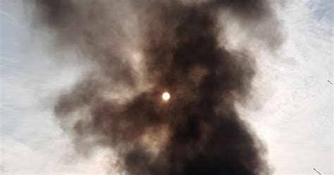 태양을 가린 검은연기