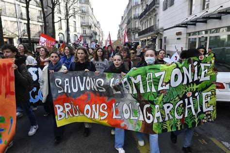 Des Centaines De Jeunes Défilent Pour Le Climat Dans Les Rues De Nantes