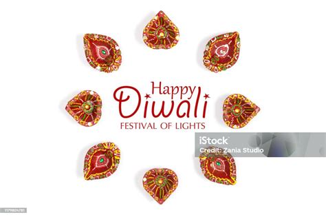 해피 디왈리 디파발리 빛 축제 축제 동안 점토 디야 램프 조명 흰색 배경에 다채로운 전통적인 오일 램프 Diya 텍스트의 공간을 복사합니다 0명에 대한 스톡 사진 및 기타