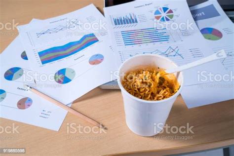 사무실 백서에서에서 작업 테이블에 컵 국수 문서 계획 요약 보고서 컴퓨터 노트북에 종이입니다 개념에 대한 스톡 사진 및 기타 이미지 Istock