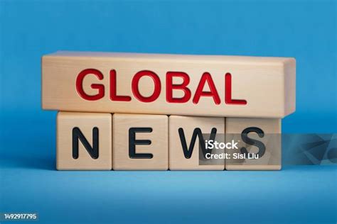 글로벌 뉴스 기호입니다 글로벌 뉴스라는 글자가 있는 나무 블록 나무 큐브 블록입니다 복사 공간3d 파란색 배경에 렌더링합니다 매스컴에 대한 스톡 사진 및 기타 이미지
