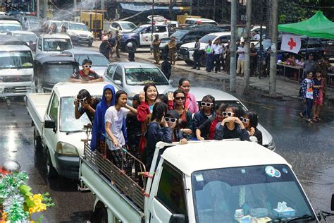 မွန်ပြည်နယ်ဝန်ကြီးချုပ် ဦးအောင်ကြည်သိန်း မြန်မာ့ရိုးရာနှစ်သစ်ကူးအတာသင်္ကြန်ပွဲတော်အကျနေ့ ဖျော်ဖ