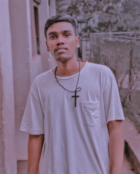 Pavi Pavithran Punnagai Seidhal Uyir Vazhven Instagram