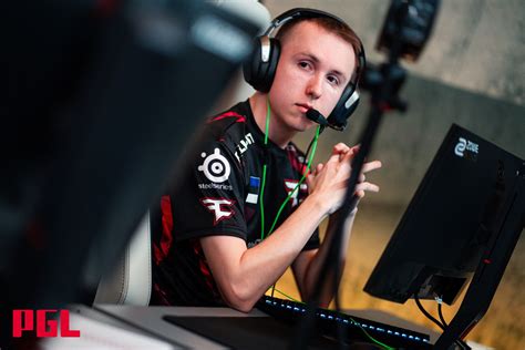 Mezii Cs2 Player Profile Settings And Config 2026 Pley