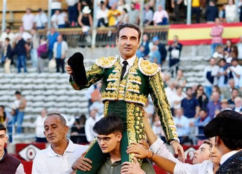 Salamanca Enrique Ponce Un Buen Toro De Capea Y Un Feliz Adiós A La