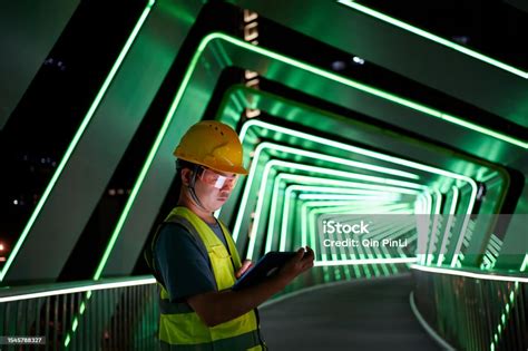 엔지니어는 스마트 안경을 착용하고 태블릿을 사용하여 조명을 조정합니다 30 34세에 대한 스톡 사진 및 기타 이미지 30 34세 가상현실 가상현실 시뮬레이터 Istock