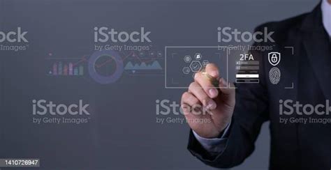문서 사업가 작업 터치 스크린 문서 관리 시스템 가상 온라인 문서 데이터베이스 및 효율적으로 파일을 관리하는 프로세스 자동화 리더십에 대한 스톡 사진 및 기타 이미지