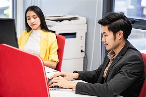 직장에서 컴퓨터로 일하는 아시아 의 젊은 매력적인 사업가와 여성 회사에서 회의 후 자신감과 기록 회의 계획과 노트북 컴퓨터에 입력 캐주얼 직원 사무실 깨어 30 34세에