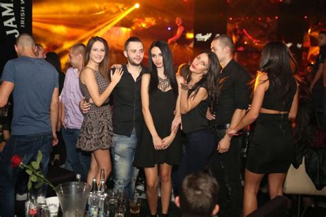 Световноизвестен коафьор заби на ретро парти в Клуб 33 СНИМКИСЕКСИ