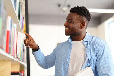 성공적인 아프리카 계 미국인 사업가 현대 사무실의 전문가 행복하게 자신의 경력과 교육에 종사하고 있습니다 미소에 대한 스톡 사진 및 기타 이미지 Istock