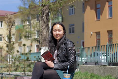 “Наймдугаар ангид манайд уран зохиолын хичээлийг өмнөх жилүүдийнхээс өөр багш орж эхэлсэн юм